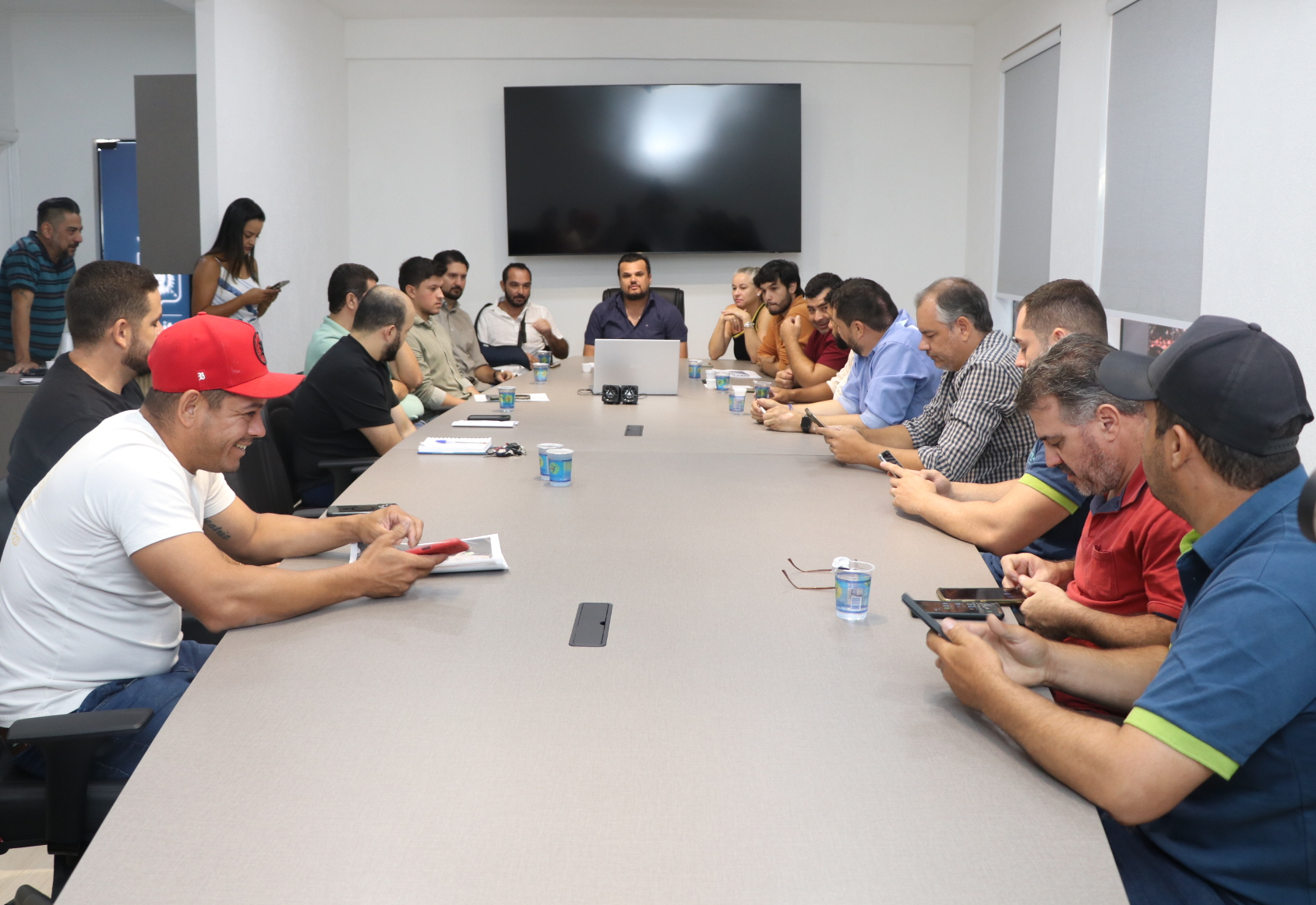 Notícia - Prefeitura cobra regularização em cabos de internet mal ...